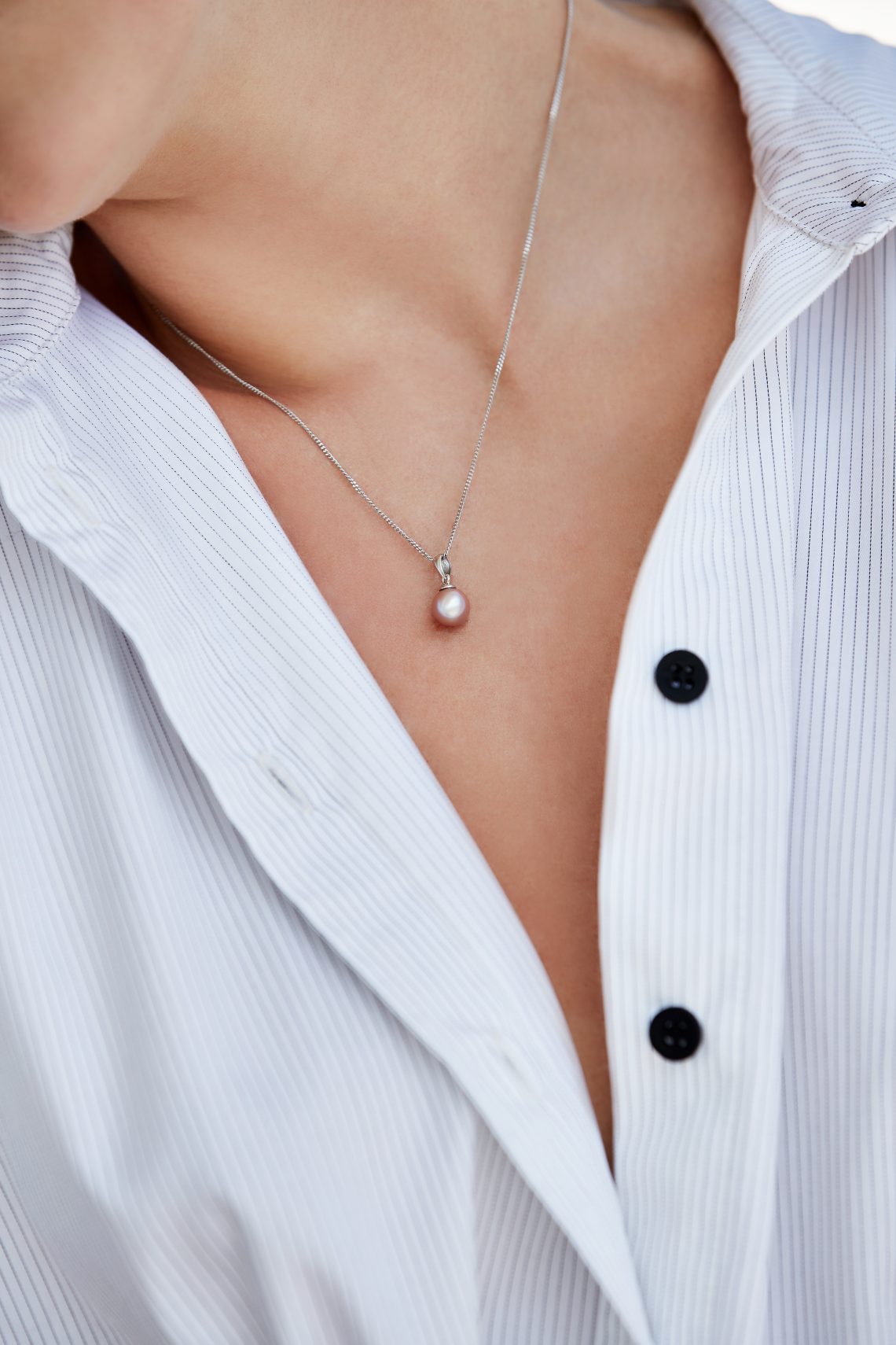 How to Tell if Pearls Are Real or Fake: The Foolproof Guide - Laguna Pearl